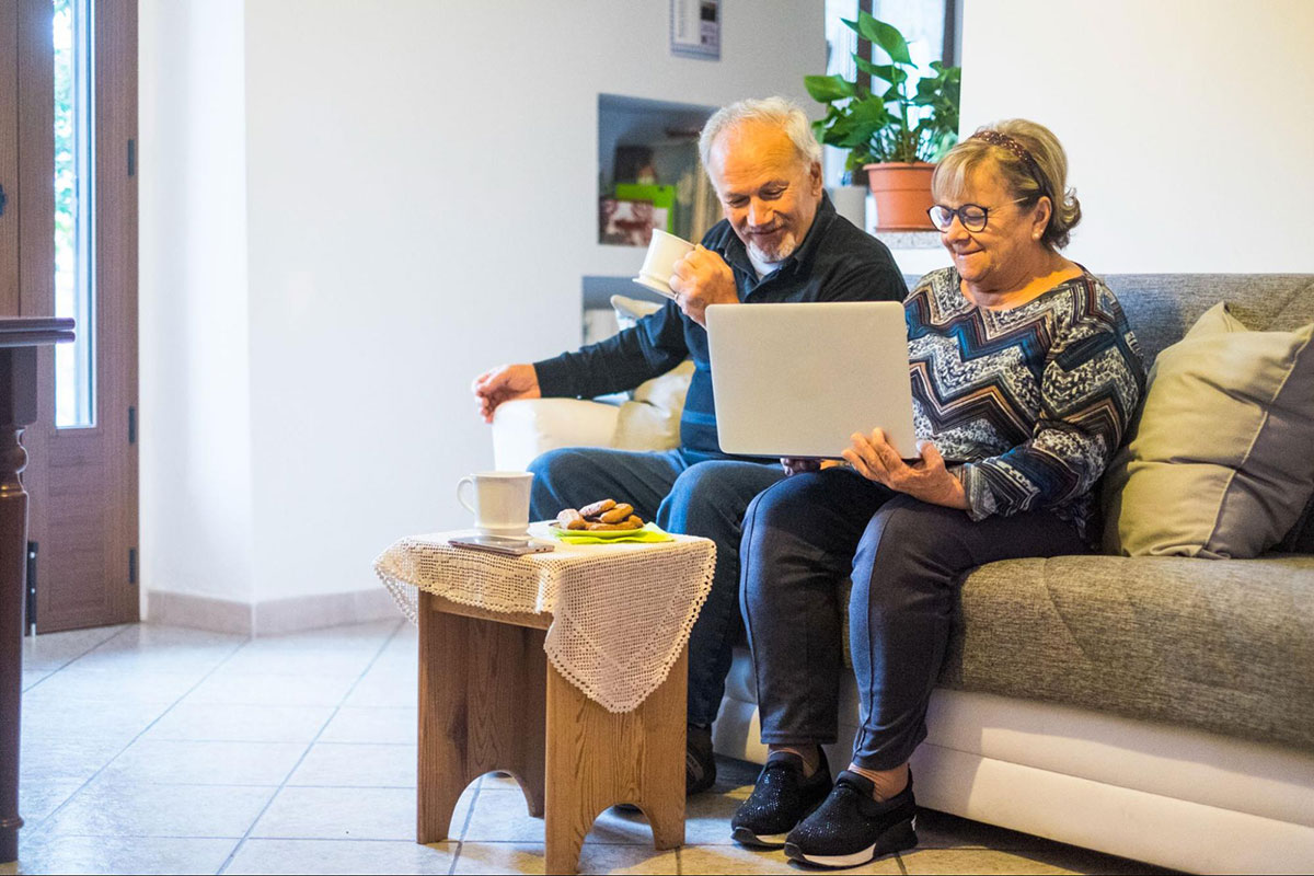 9 Tips for Helping Seniors Use Technology - GrandCare Systems